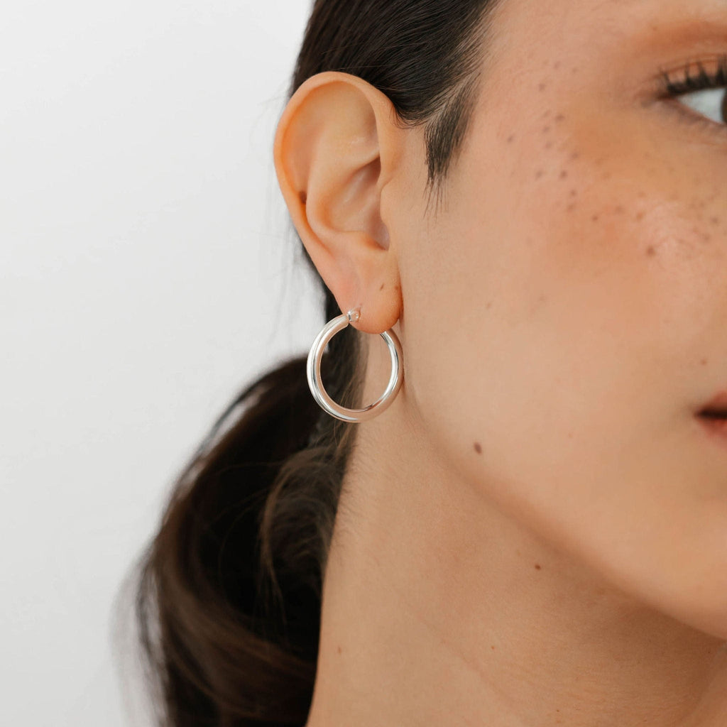 The Allegra Hoop Midi | Medium-Sized Silver Hoop Earrings – The Perfect Hoop